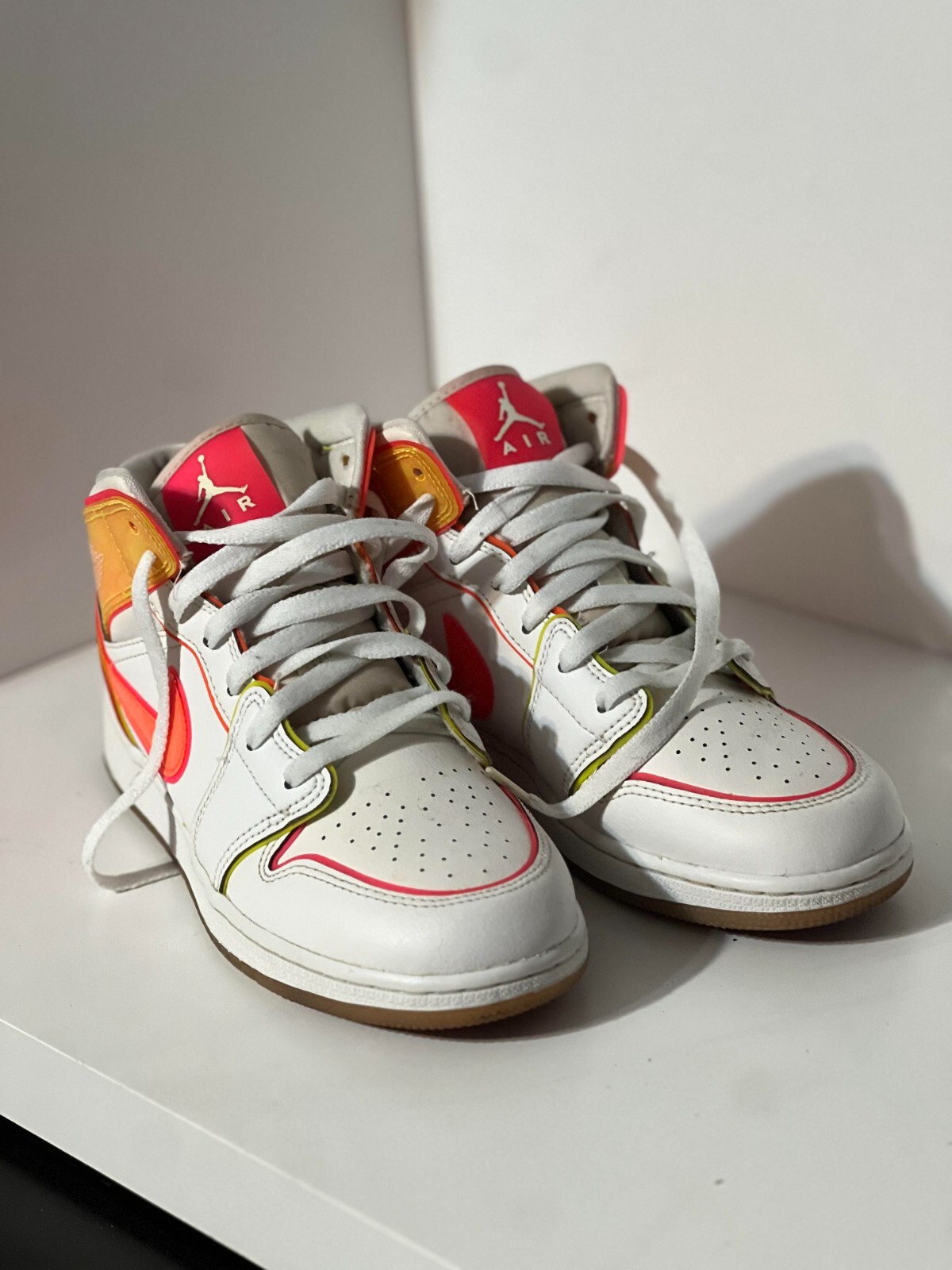 2020 Air Jordan 1 Mid SE GS size 6.5Y - Gem