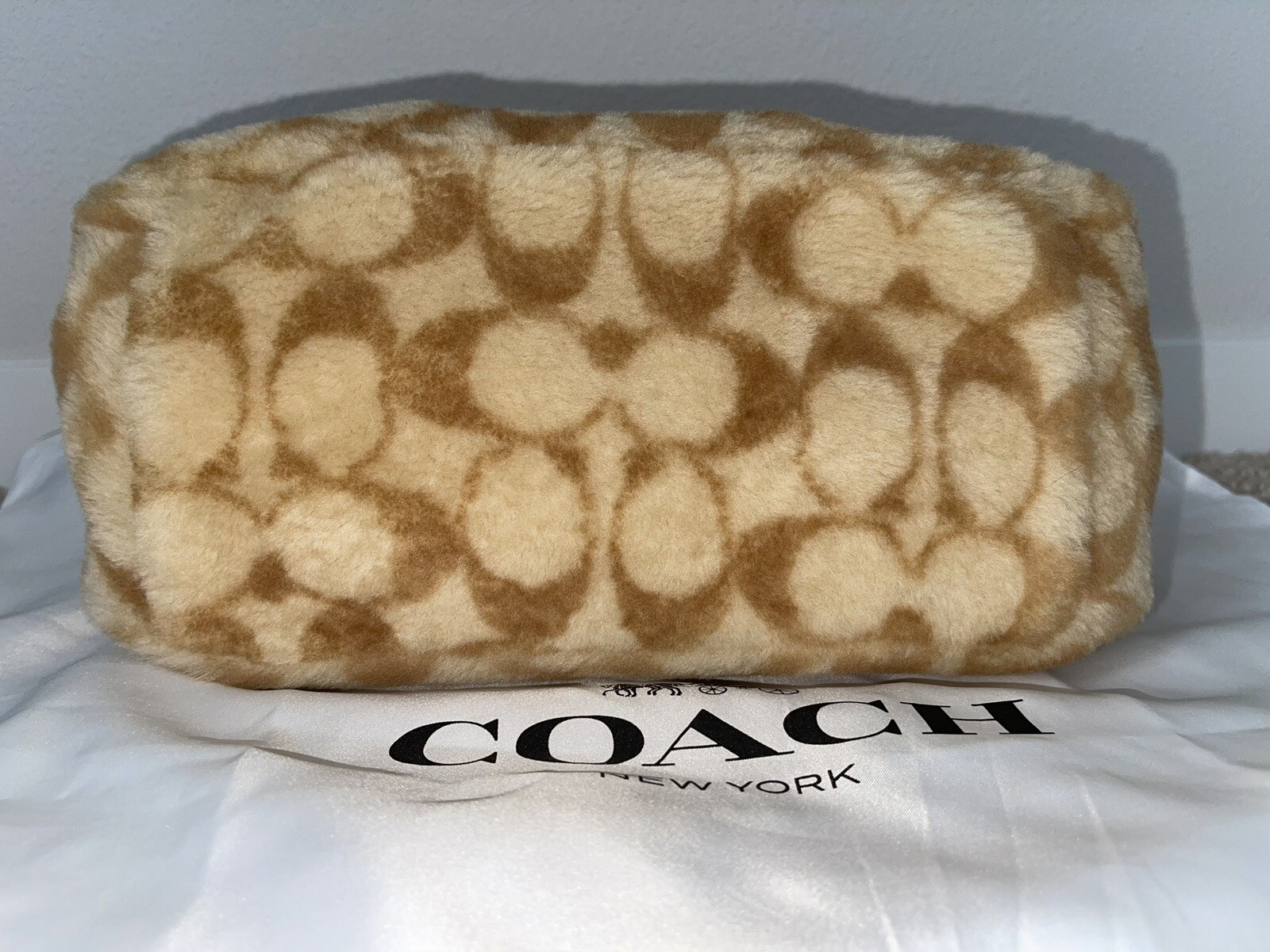 Coach Signature Shearling Tote Bag In Warm Neutral - Gem