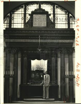 1978 Press Photo Rabbi David Goldstein at the ark of synagogue on ...