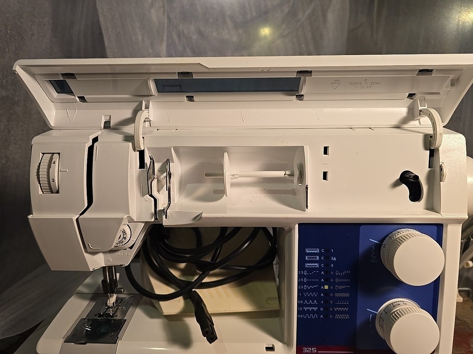 Husqvarna Viking Daisy 325 Sewing Machine w/ Foot Pedal PARTIALLY ...
