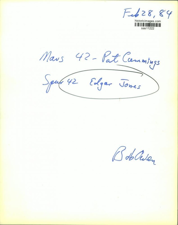 1984 Press Photo Pat Cummings, Edgar Jones in Mavericks vs Spurs ...