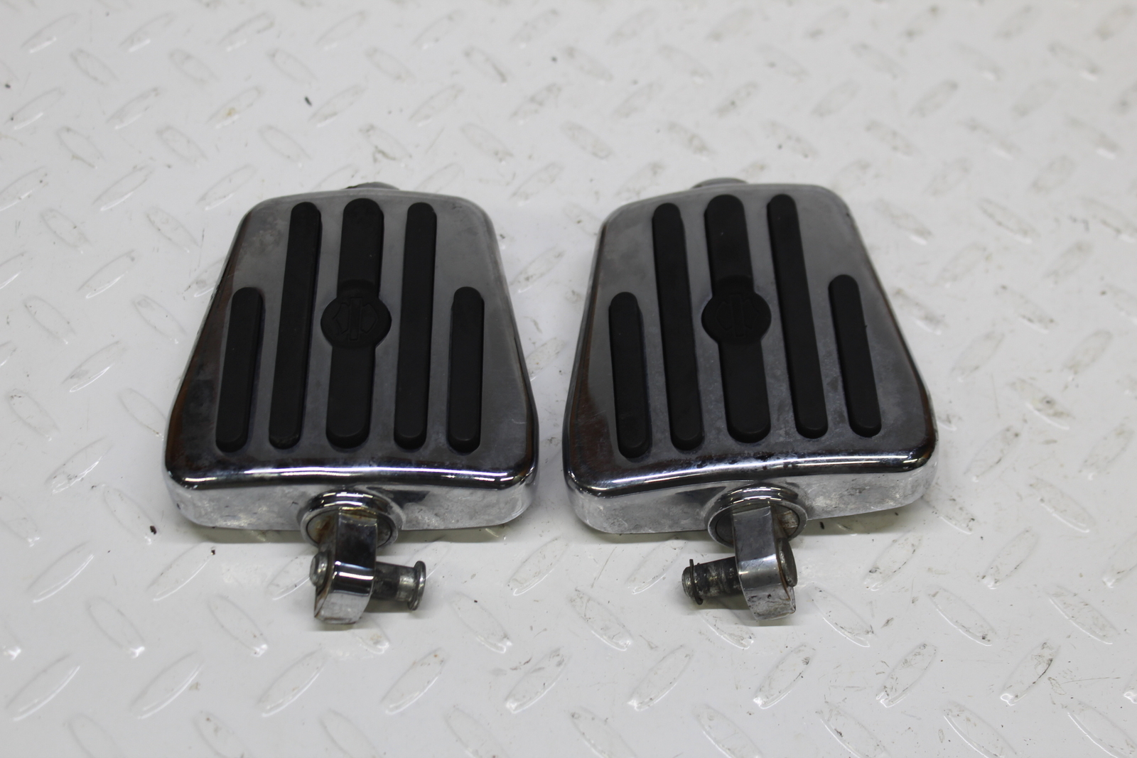 HARLEY-DAVIDSON FRONT FOOT RESTS PEGS STEPS SET PAIR 51327-08 | eBay.de