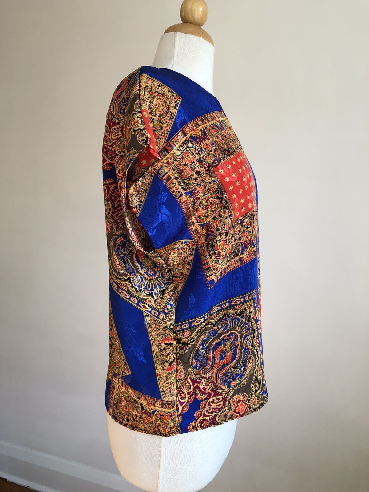 Gorgeous Vintage CINDY COLLINS Silky Satin Blue Red G… - Gem