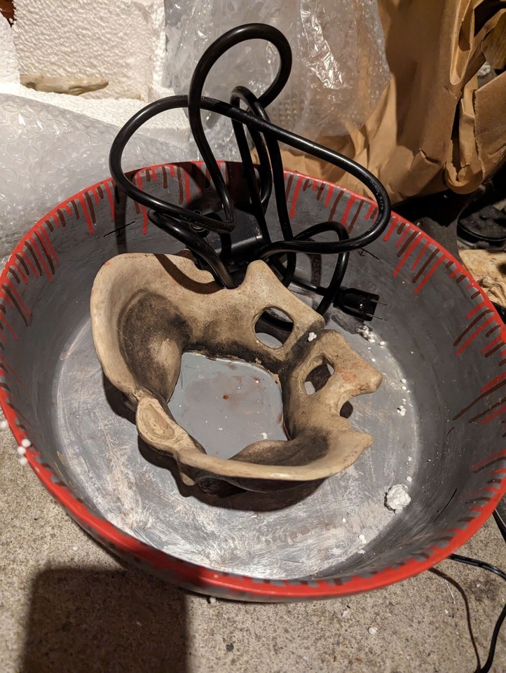 DAMAGED READ Spirit Halloween 2006 Bleeding Corpse Fountain Zombie ...