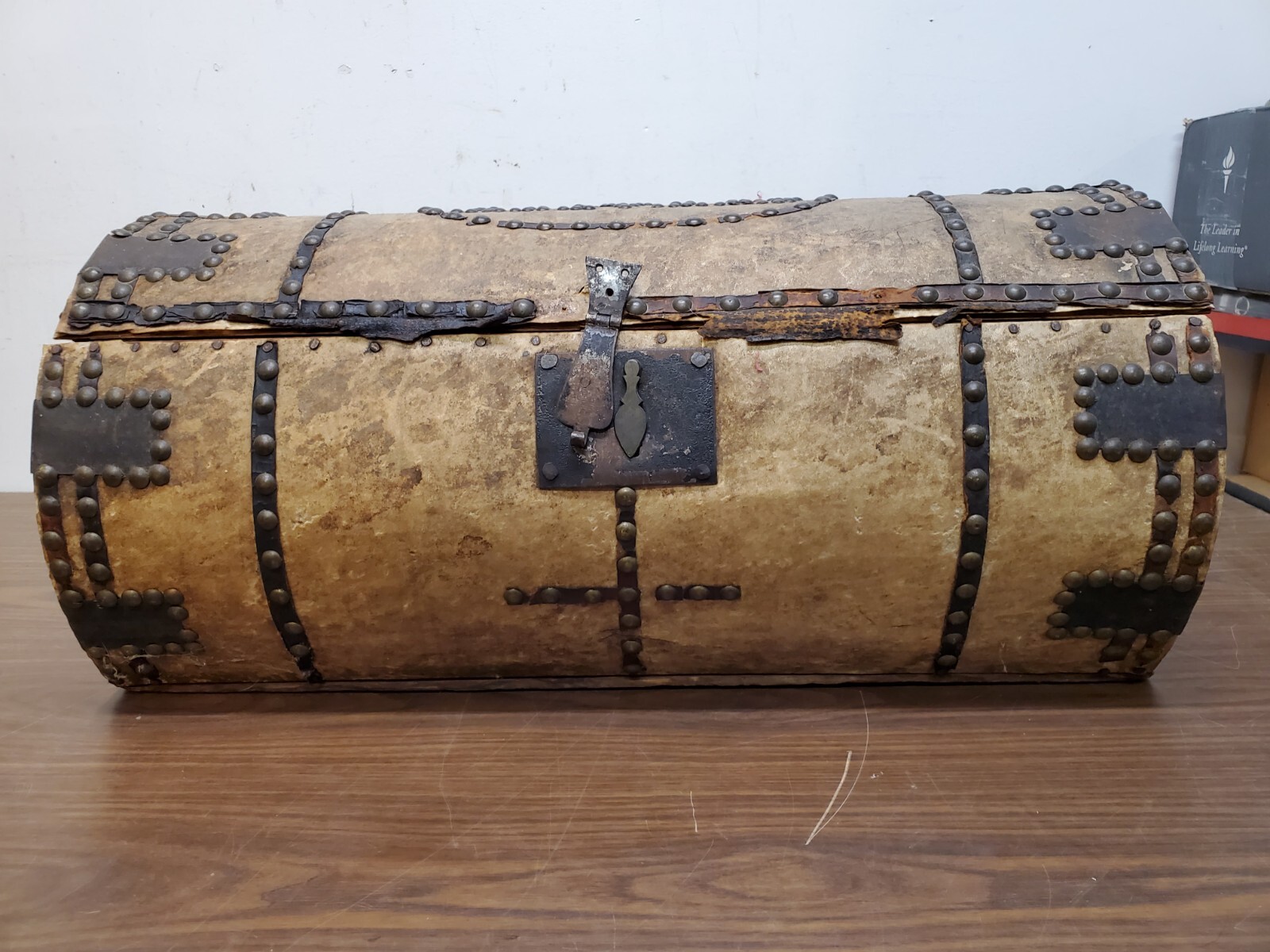 Antique Round Cylindrical Leather Covered Trunk, c.1822 I. Sanford ...