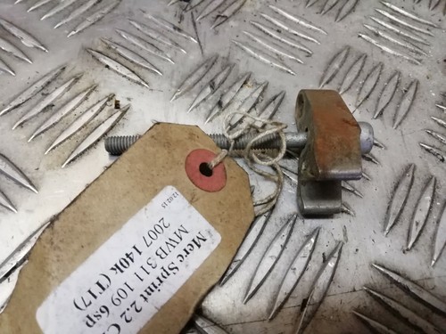 Mercedes Sprinter 2006-10 Injector Bolt + Holder A0019902607 ...