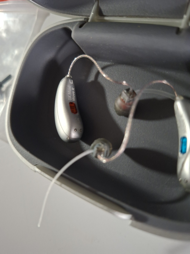 UNITRON MOXI DX MOVE R L + R Hearing Aids with MOXI R CHARGER working ...