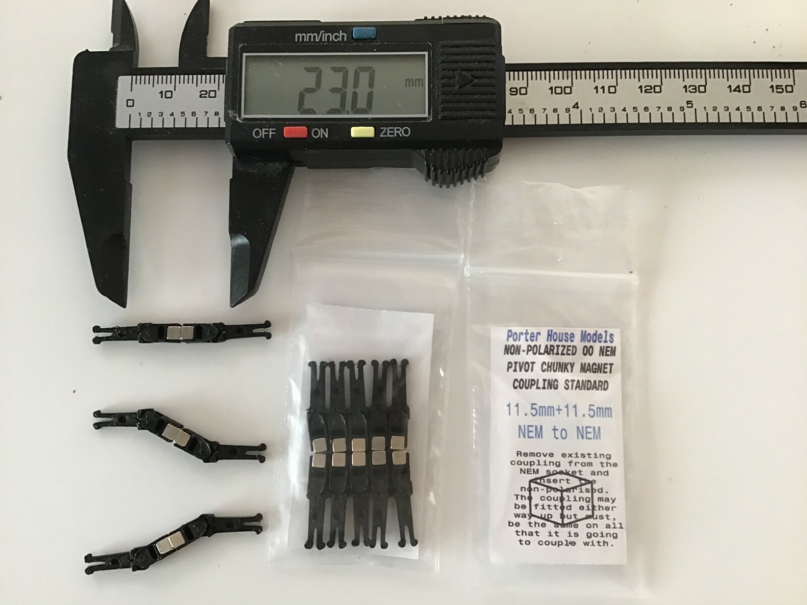 OO Railway 23mm PIVOTING SQUARE MAGNETIC COUPLINGS Nem to Nem pockets ...