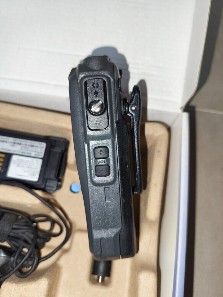 EADS THR9 RC-19 350MHz Tetra Radio Walkit Talkie Two Way Radios ...