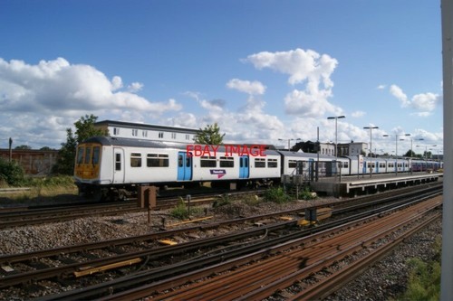 PHOTO CLASS 319 4-CAR EMU NO 319 445 IN ALL WHITE AT NORWOOD JCT ON A ...