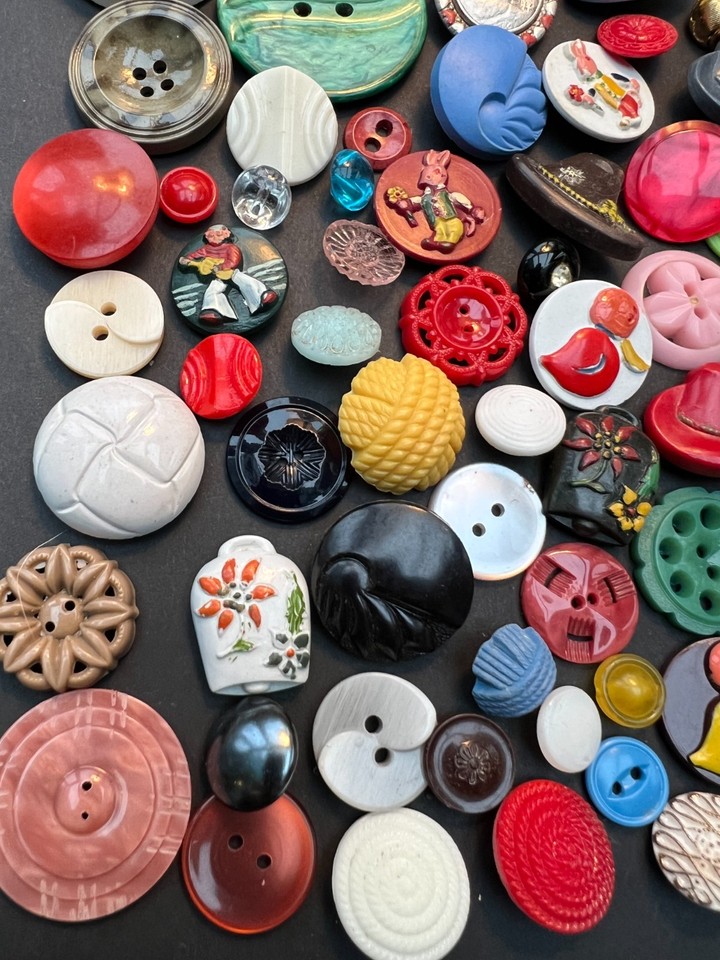 100 Unusual Vintage Buttons - All Different - Unused Old Warehouse Find ...