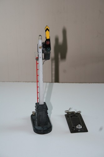 Lionel Model train semaphore #151 with automatic track pressure switch ...