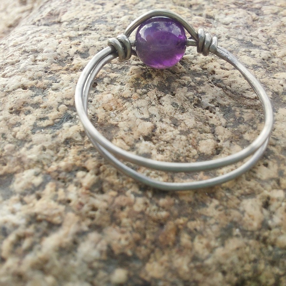 Bague artisanale en titane massif et Améthyste naturelle, violet, wire ...