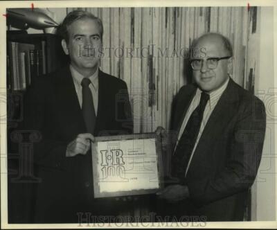 1975 Press Photo Dr. Robert C. DeHart Presents Award to Jarvis Michie ...