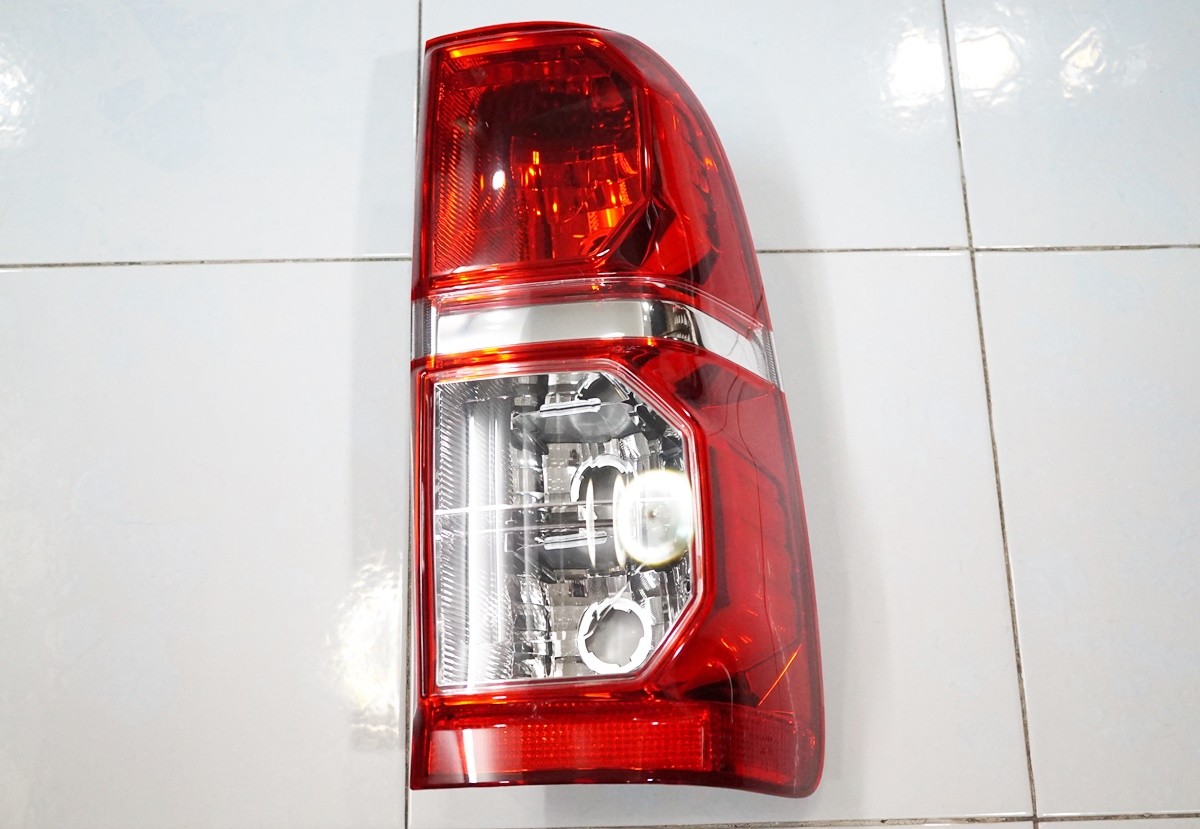 GENUINE TOYOTA HILUX VIGO SR5 2005-14 LENS REAR COMBINATION LAMP RH ...
