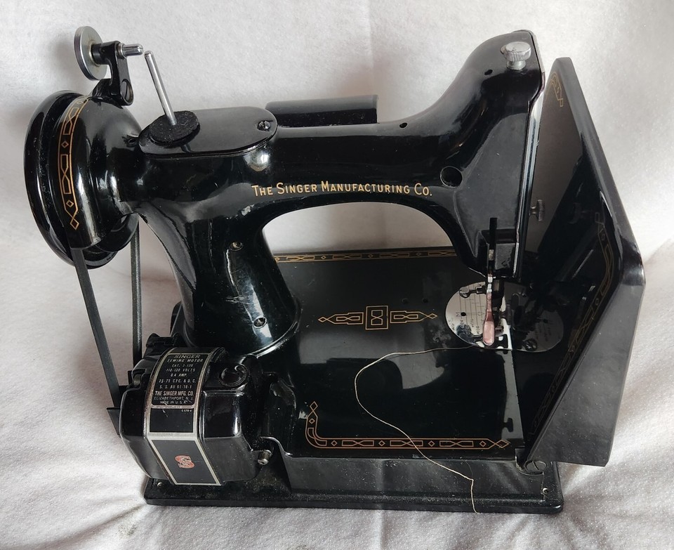 1957 SINGER FEATHERWEIGHT Sewing Machine #221 with Case | eBay