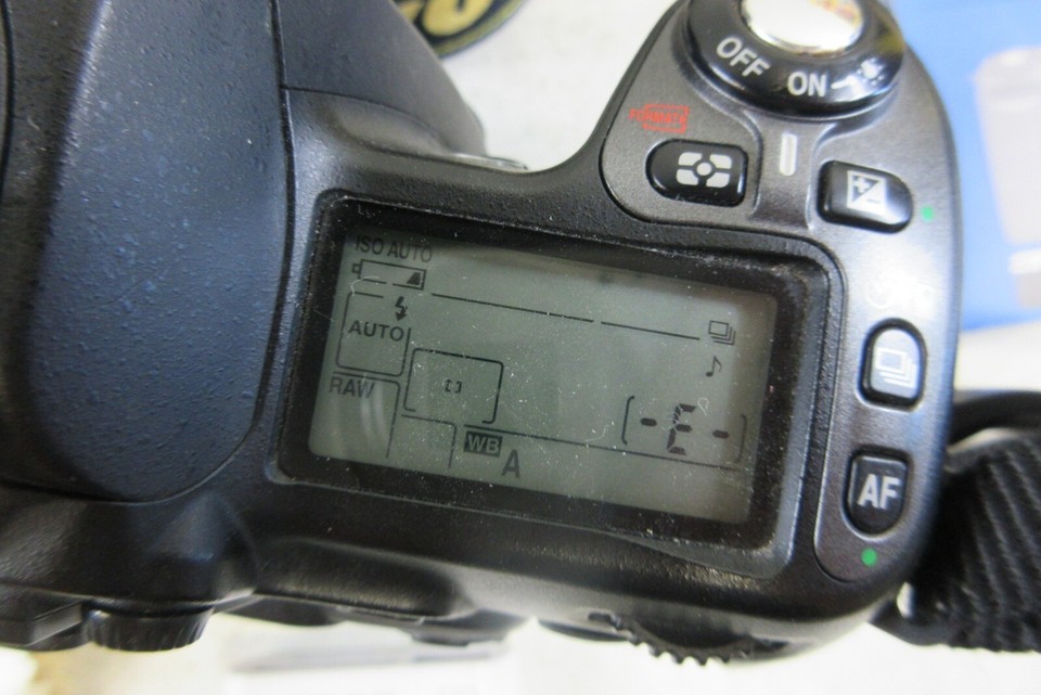 Nikon D D80 10.2MP Digital SLR Camera (Kit w/ 18-135mm Lens) EXTRA ...