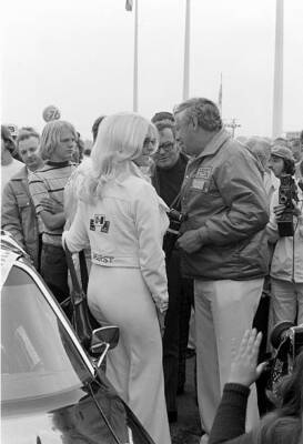 Hurst Shifter girl Linda Vaughn stands pits next round 3 race - 1974 ...