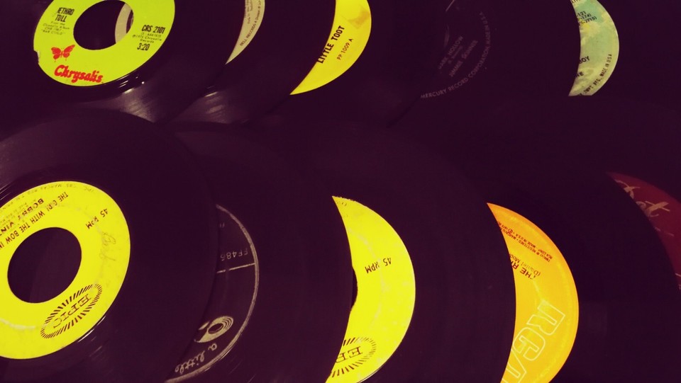 RECORD STORE LOT 100 RANDOM 45 RPM VINYL RECORDS! ART CRAFT DECOR FREE ...