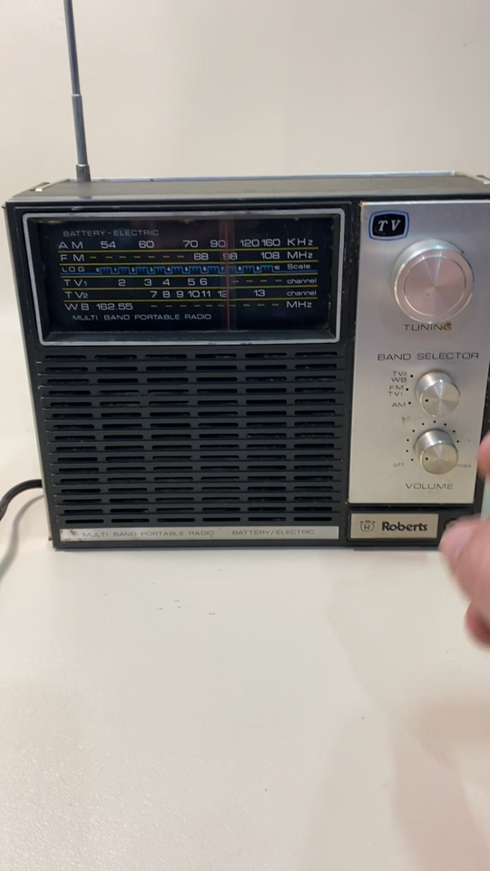 Vintage Roberts Multi Band TV/Weather Portable Radio Battery Powered R ...