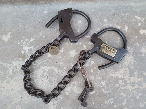 Alcatraz Prison Iron Handcuffs Adjustable Cuffs with Chain & 2 Skeleton ...