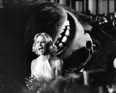 King Kong 1976 Jessica Lange screaming beside fallen Kong 24x30 inch ...