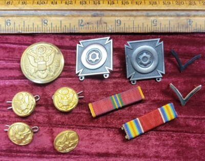 AS FOUND LARGE MILITARY LOT ARMY WAR EMBLEM FORCES PIN UNIFORM PINS ...