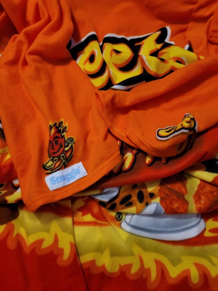 Snuggie Flamin' Hot Cheetos Wearable Soft Fleece Blanket With Sleeves ...