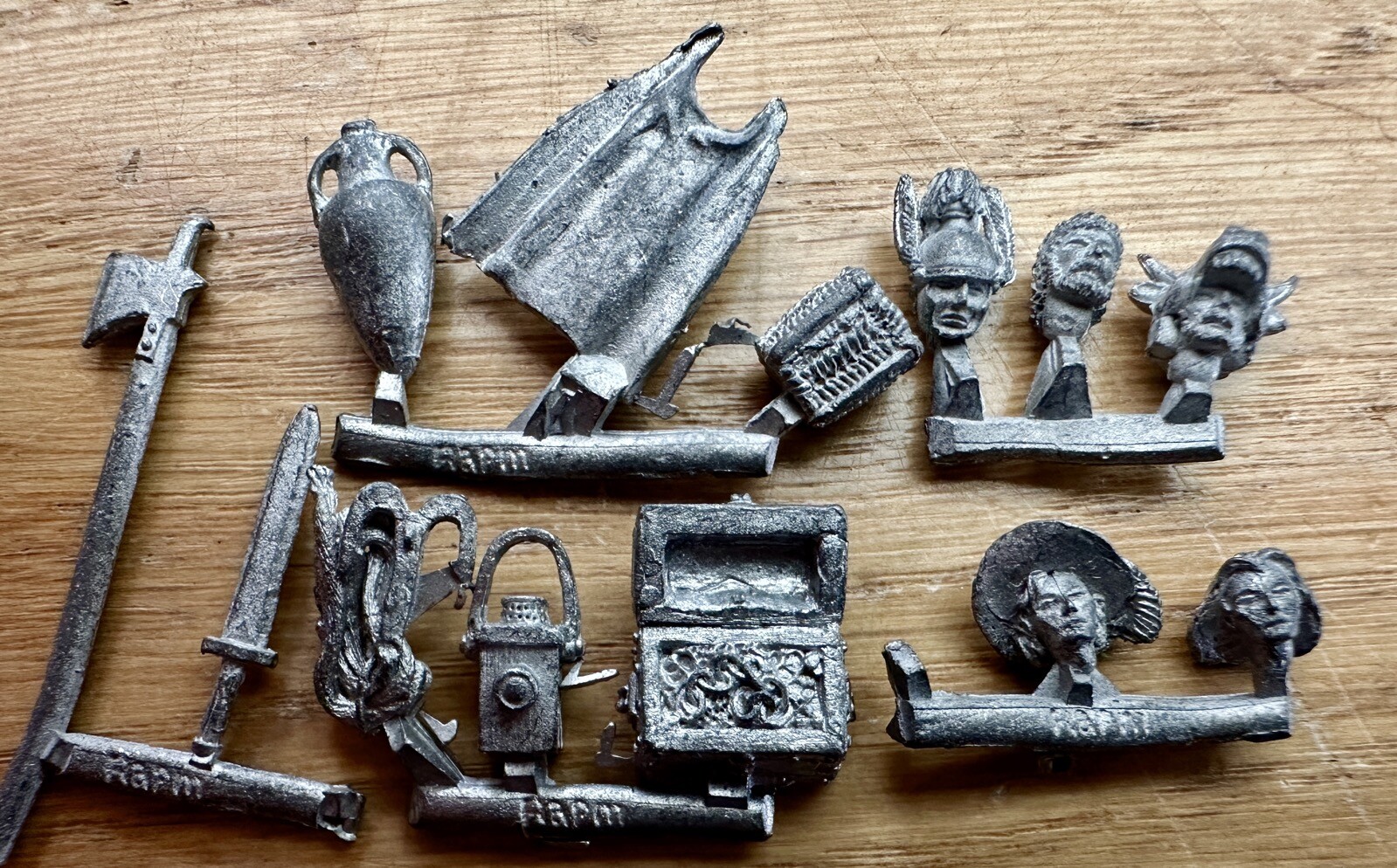RAFM CANADA-FANTASY MINIATURE SPRUE ITEMS -DUNGEON AND DRAGONS- JOB LOT ...