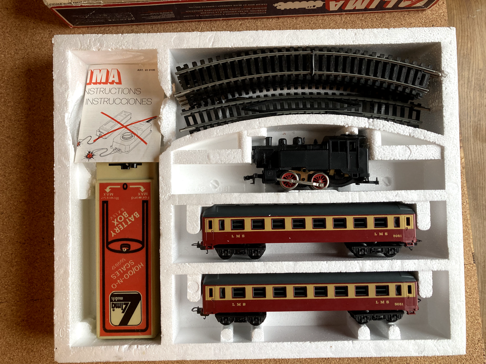 Lima Electric Train Set 1:87 scale/HO Gauge and extra tracks and ...