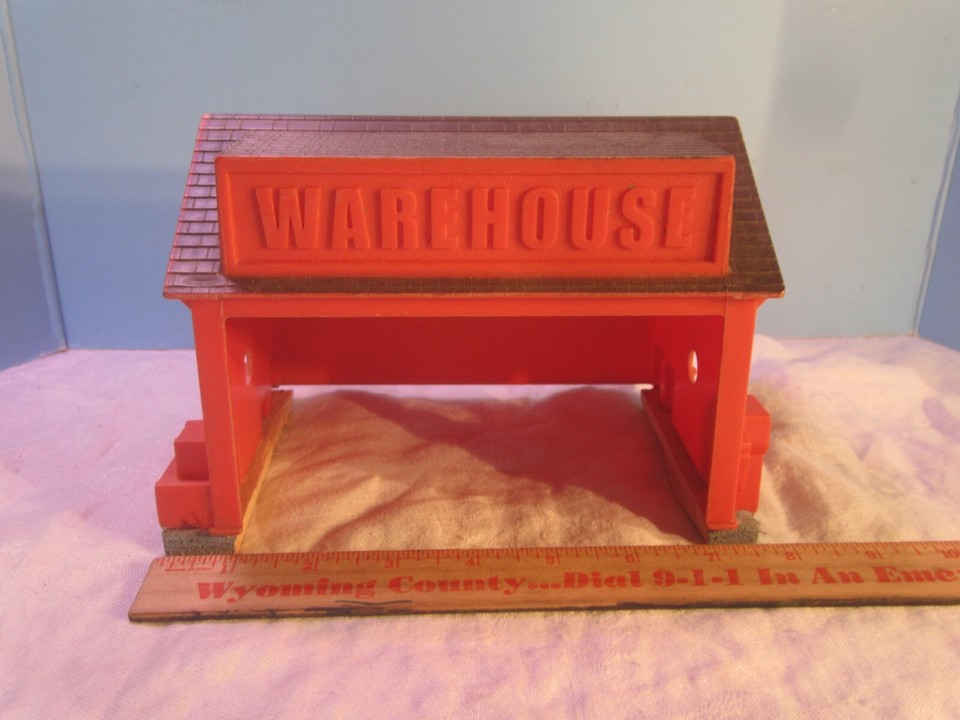 VINTAGE PLASTIC RED MATTEL WAREHOUSE CAR- TRAIN LANDSCAPE BUILDING | eBay