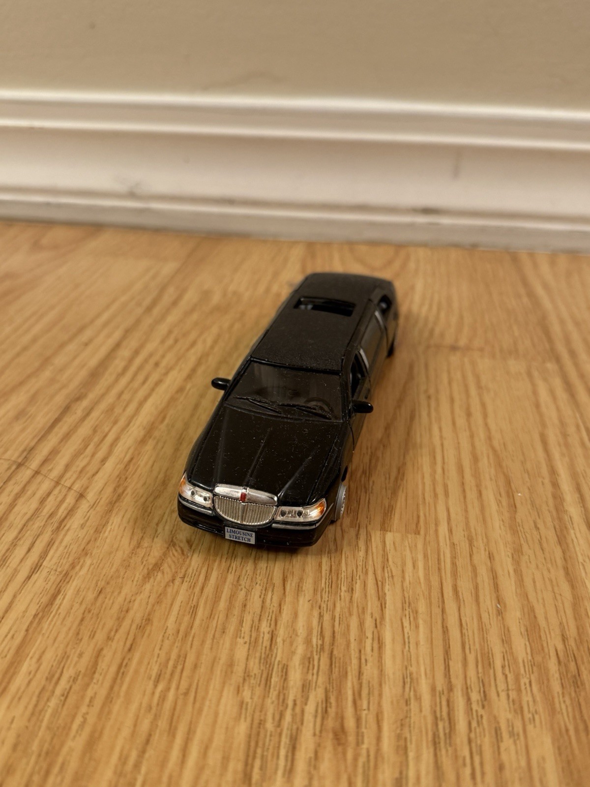Kinsmart 1999 Lincoln Town Car Stretch Limousine Limo 1:38 Diecast ...