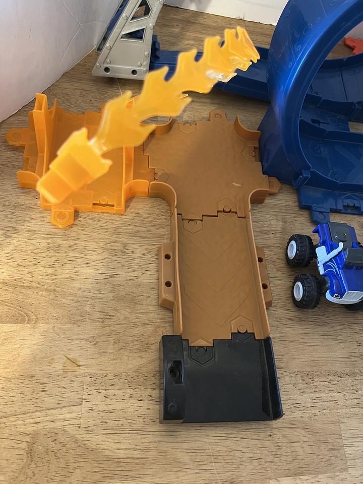 Blaze the Monster Machines Race Track Set Dome Loop 2 Launchers 6 ...