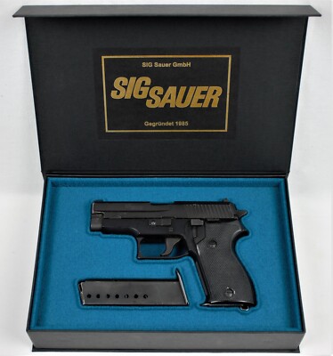 PISTOL PRESENTATION CUSTOM DISPLAY CASE BOX for SIG SAUER P225 cal. 9mm ...