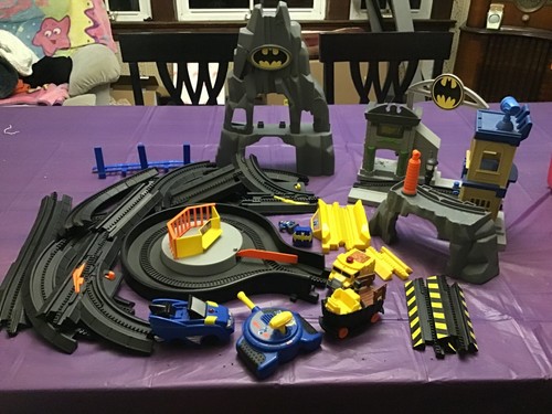 GeoTrax® DC Super Friends™ The Batcave RC Set 2011 FISHER PRICE Batman ...