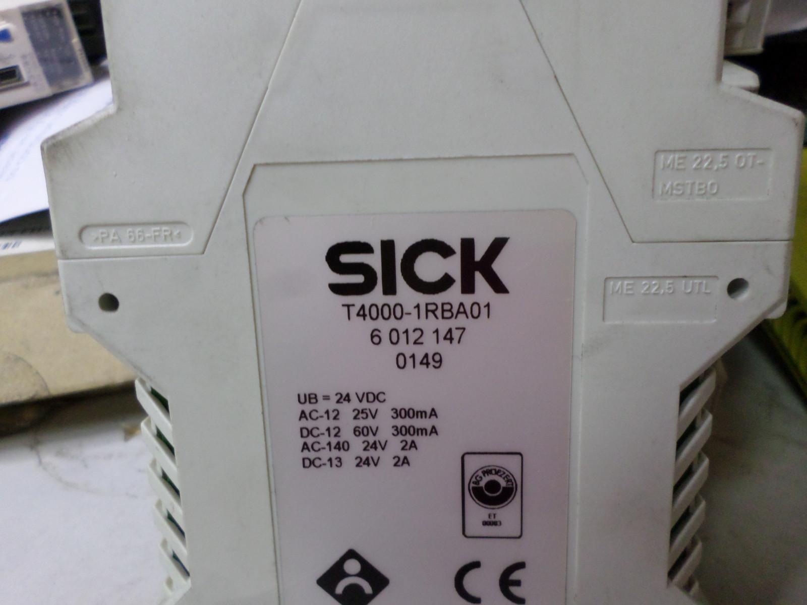 SICK SAFETY RELAY -- T4000 -- 2 x OUTPUTS -- 6 012 147 -- T4000-1RBA01 ...