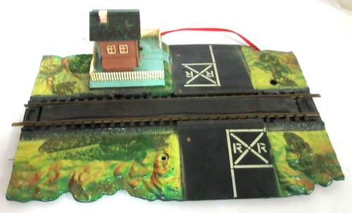 Tyco HO Scale #928 Signal Man Lighted Shack Tested & MAN COMES OUT BUT ...