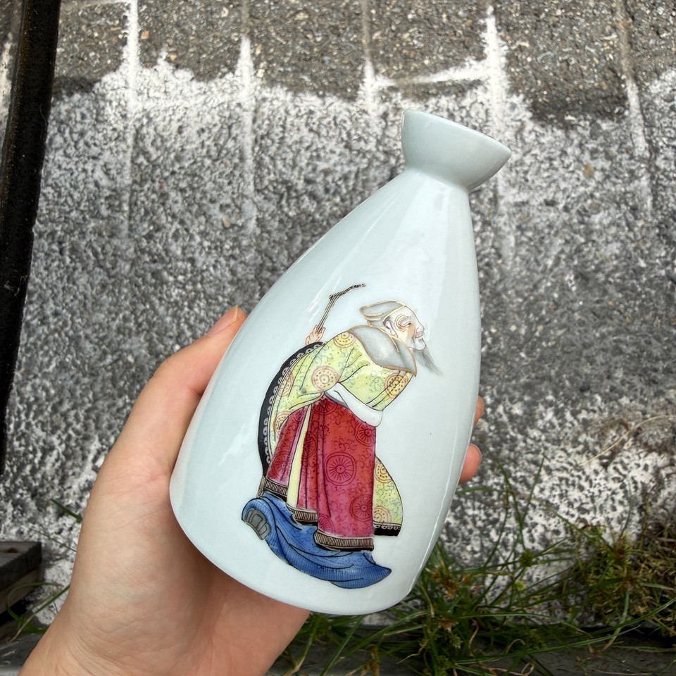 Chinese Porcelain Figural Vase Wine Bottle Oriental Antique Style Decor ...