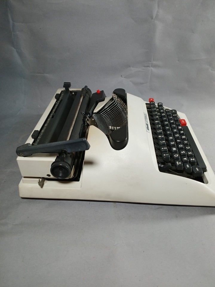 Olivetti Lettera 12 Portable Typewriter with Case Iconic Italian Design ...