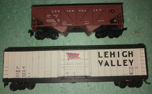 LOT OF 2 HO SCALE FREIGHT CARS; 50' BOX CAR & 34' HOPPER; LEHIGH VALLEY ...