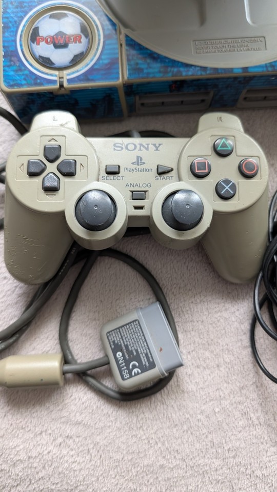 Originale PlayStation 1 (PS1) Konsole im sportlichen Hertha BSC-Style ...