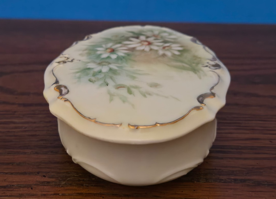 ANTIQUE PORCELAIN TRINKET BOX WITH DAISIES | eBay