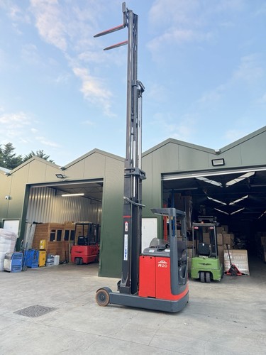 Linde 2T Reach Truck Forklift 8.5m Lifting Height Batteries Replaced ...