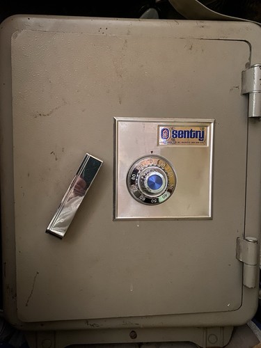 VINTAGE SENTRY LARGE FLOOR SAFE FIRE PROTECTION COMBINATION WHEELED ...