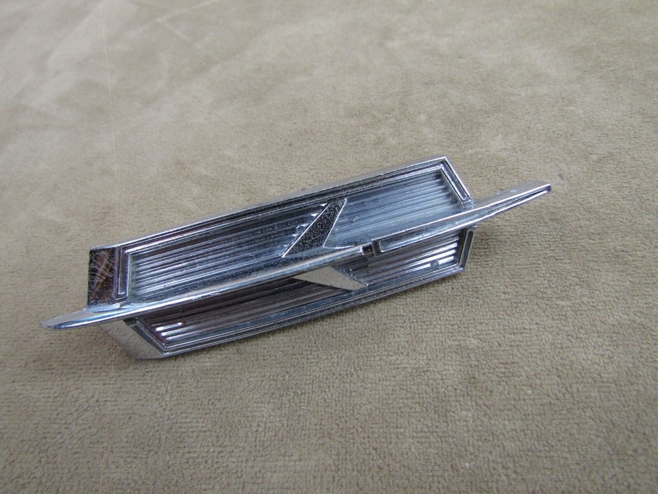 VINTAGE OEM 1968 OLDSMOBILE NO.400826 CUTLASS 442 HOOD ROCKET BADGE ...