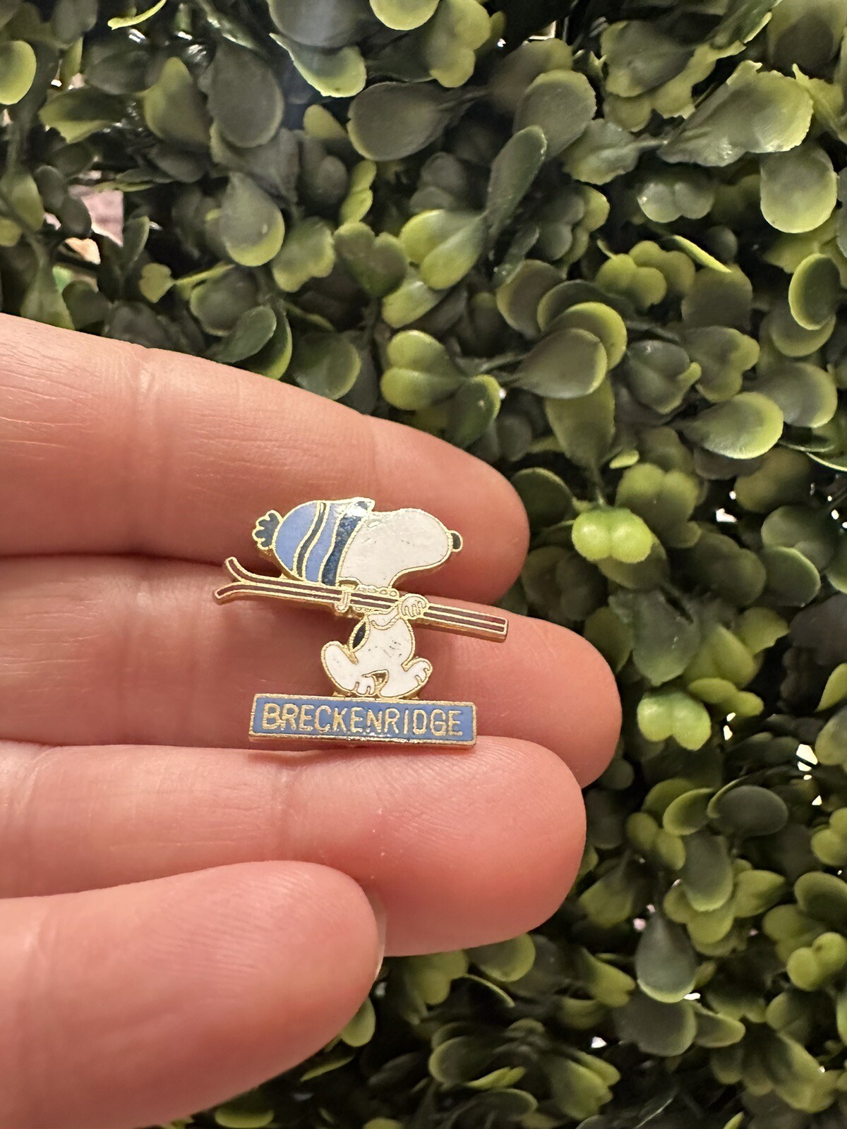 VTG PEANUTS SNOOPY GOLD TONE PIN BROOCH SNOW SKIING Breckenridge SKI ...