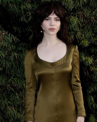 BEAUTIFUL SOPHIE THATCHER YELLOWJACKETS 8X10 Photo | eBay