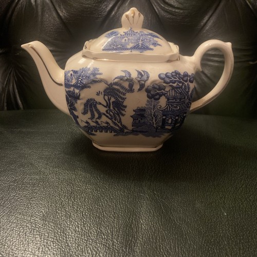 Vintage James Sadler 13 x 10 x 18 cm Chinese Blue Willow on small white ...