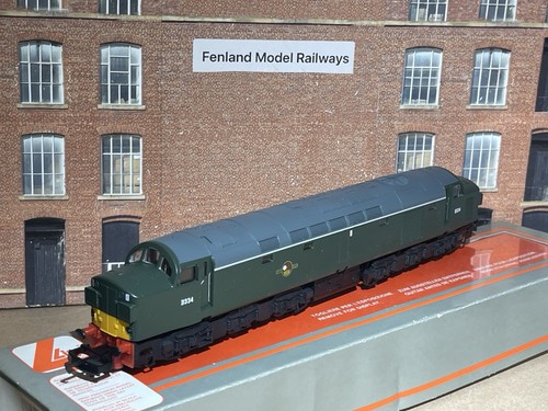 Lima OO Gauge Model Railway Class 40 Diesel Locomotive D334 BR Green ...