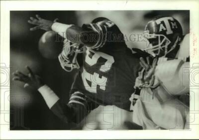 1988 Press Photo UH's Derrick Price intercepts pass for A&M's Shane ...